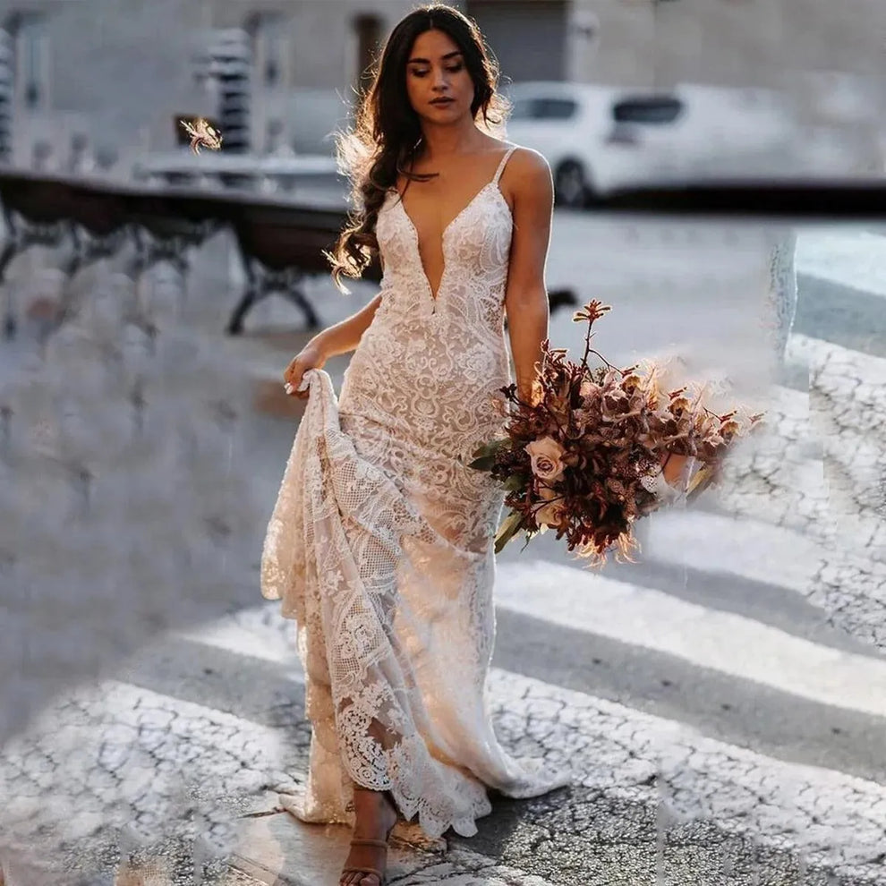 Spaghetti Strap V Neck Wedding Dress Appliques Lace Wedding Gown Merma